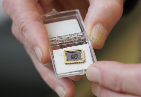 Graphene comes back: Researchers make a first functional semiconductor chip